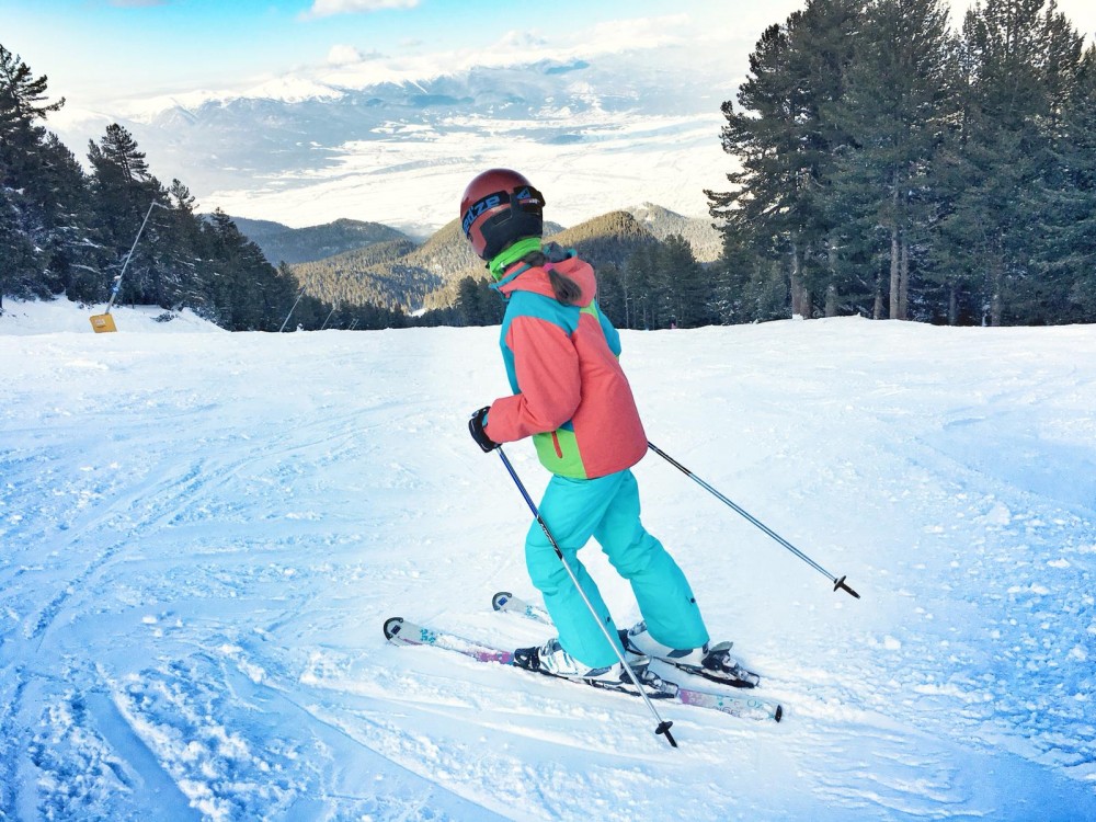 Ce include un echipament de schi - Blog in Tandem